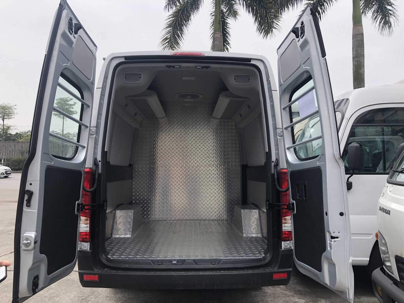 Xe tải Van Hyundai Solati 6 chỗ ngồi tải trọng 980Kg - Hyundai Miền Bắc